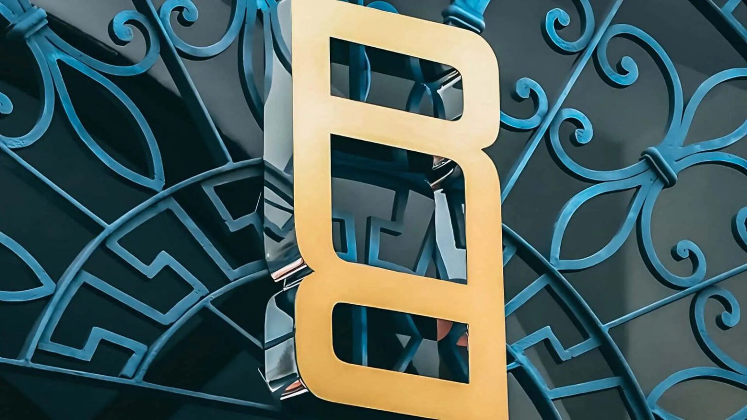 Range Rover z nowym logo. Przed debiutem nowego elektryka